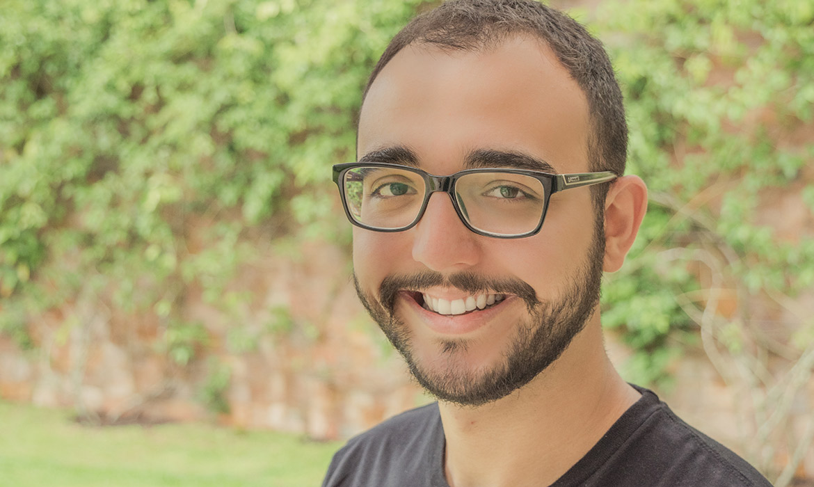 Escritor Raphael Montes lança "Jantar Secreto" em Salvador