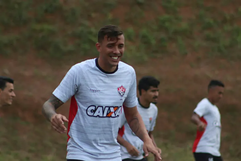 Sem opções, técnico usará Pedro Botelho contra o Santos