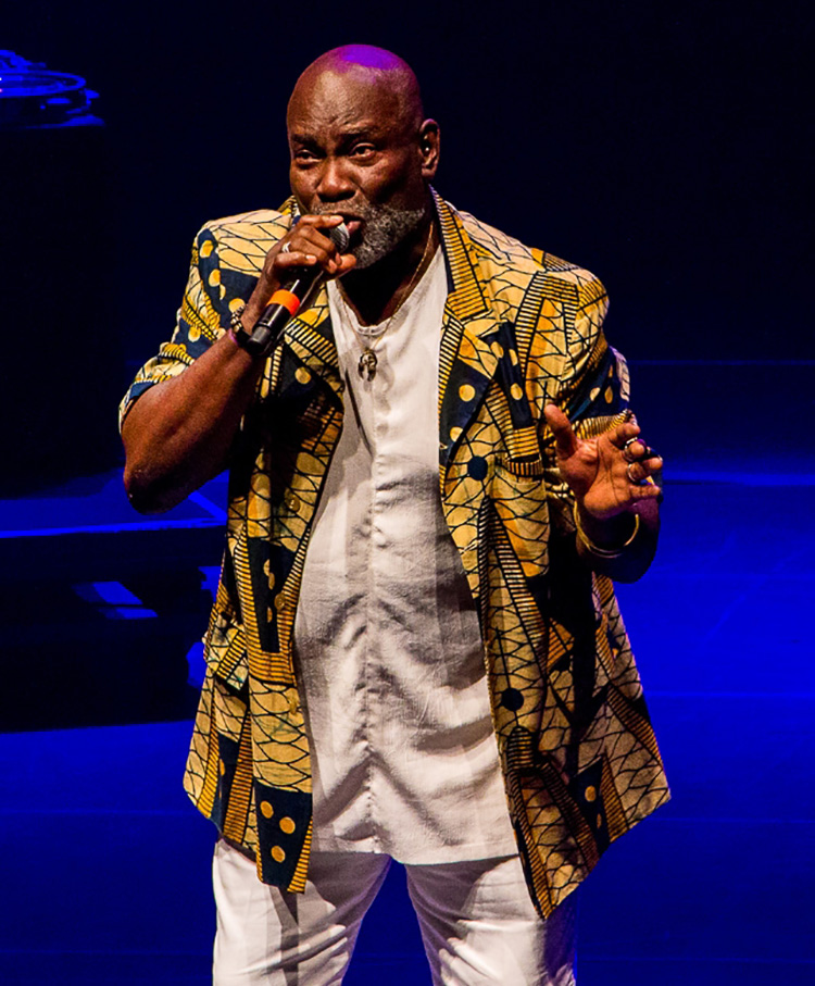 Lazzo Matumbi faz sessão extra de show em homenagem a Luiz Melodia