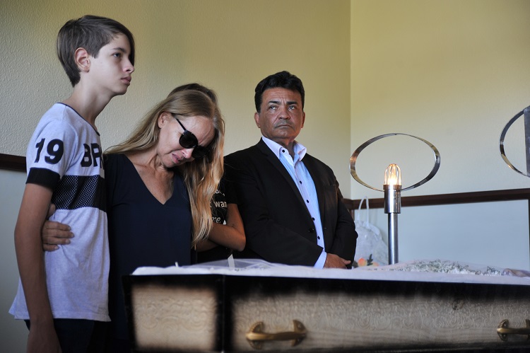 Familiares se despedem e pedem justiça no enterro do pai de Lucas Terra