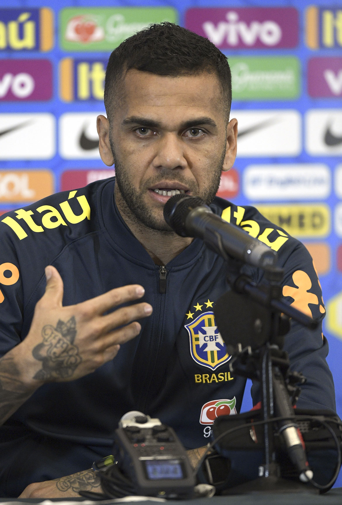 Daniel Alves critica clubismo da torcida e pede conexão entre público e ...