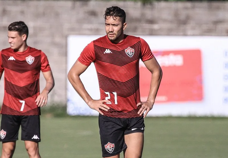 Jean é regularizado e fica à disposição de Geninho para o clássico