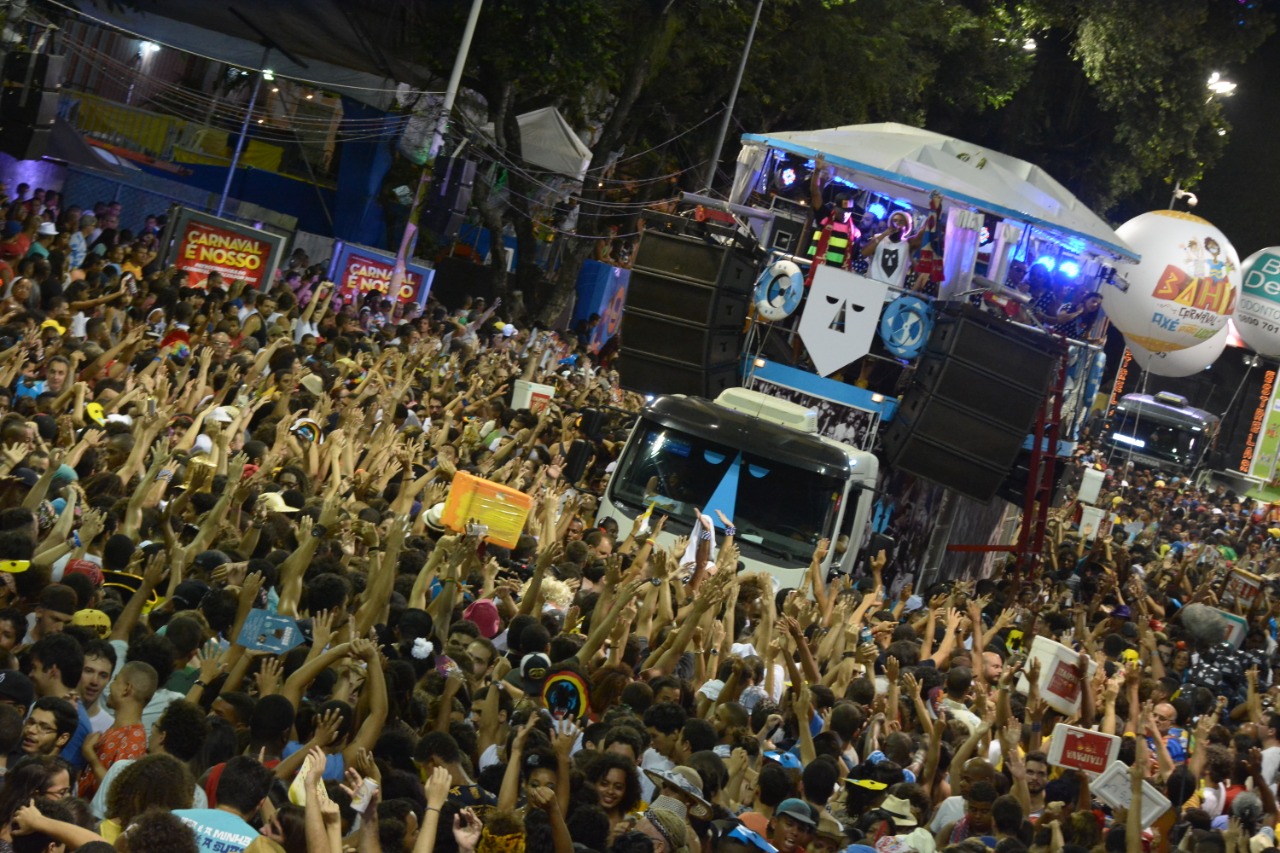 Baiana System dribla a saudade dos palcos lançando novo álbum