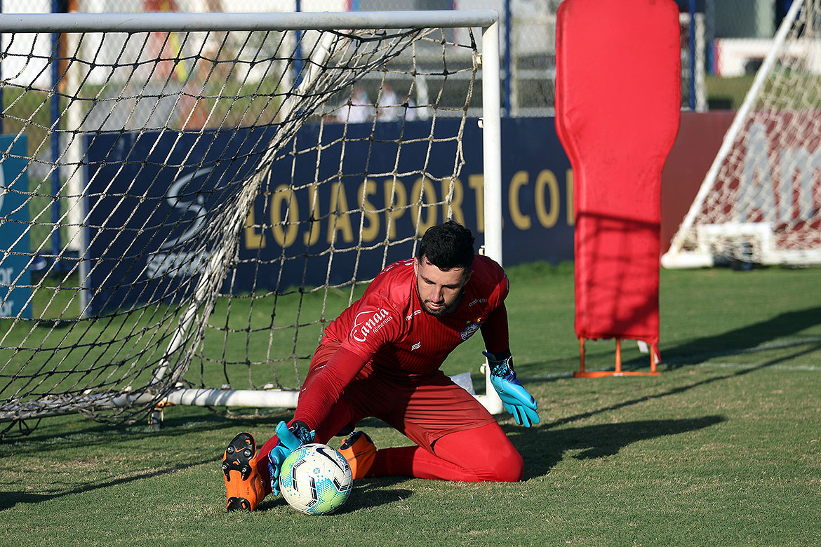 Matheus Claus volta a treinar e fica à disposição de Dado Cavalcanti ...