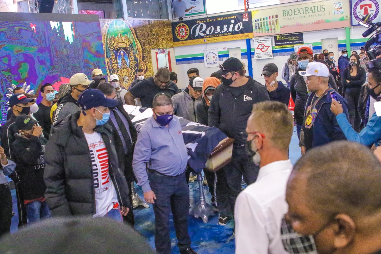 Velório de MC Kevin é marcado por aplausos de familiares e fãs