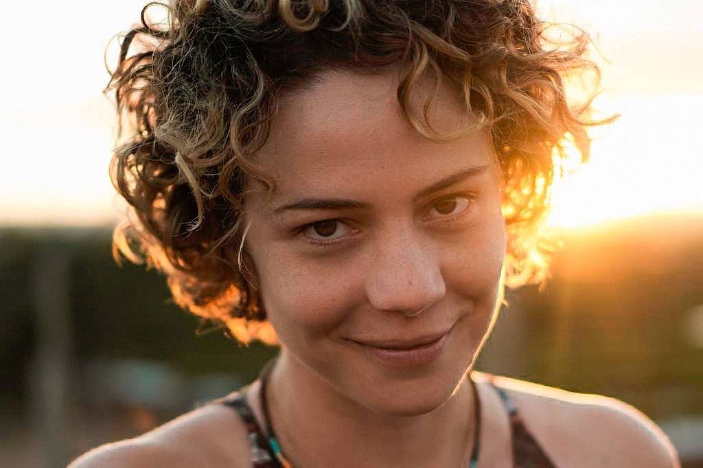 Atriz Leandra Leal viraliza após criticar Bolsonaro no Altas Horas