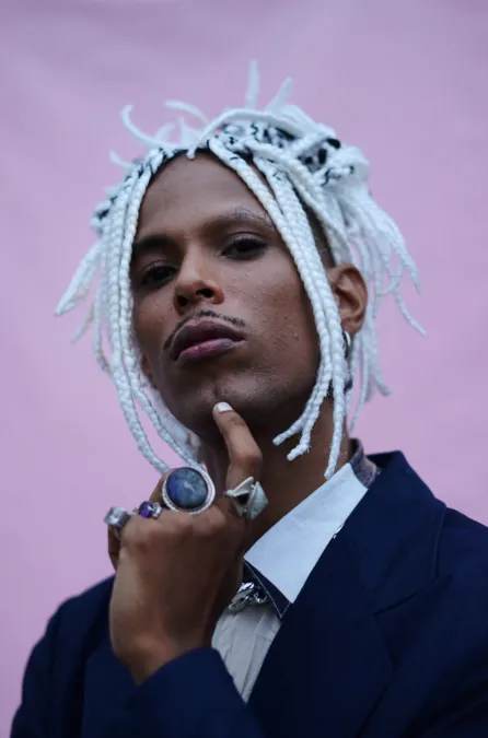 Cantor GIO lança disco e álbum visual 'Nebulosa Baby'