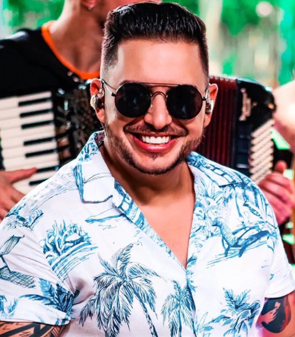 Cantor sertanejo Kleber morre aos 37 anos vítima da Covid-19 Cantor sertanejo Kleber morre aos 37 anos vítima da Covid-19