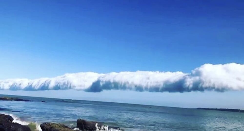 Nuvem rara e gigante surpreende banhistas no Rio e São Paulo