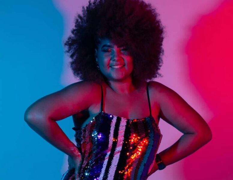 Baiana Ravanna Rodriguez faz live em homenagem a Marília Mendonça