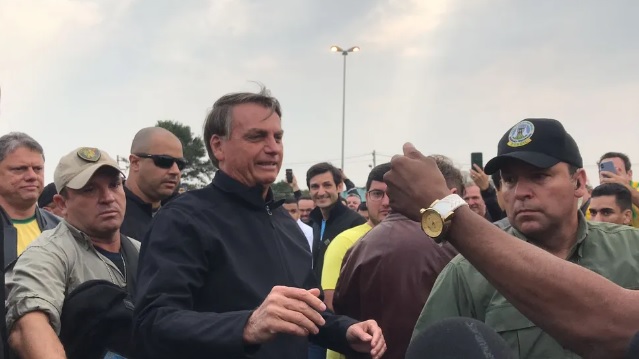 Bolsonaro associa Lula a "capeta que quer impor comunismo no Brasil"