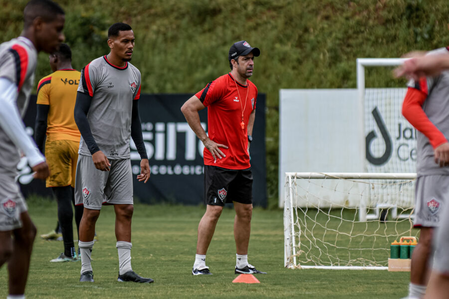 Com treino fechado, Burse testa formação para encarar o Figueirense