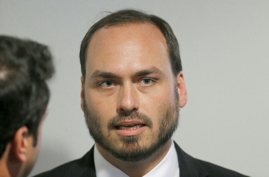 TSE vai monitorar redes sociais de Carlos Bolsonaro e André Janones