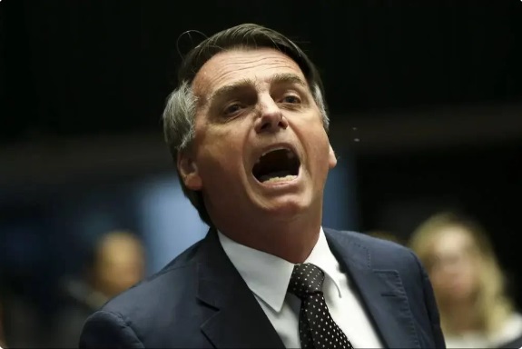 Campanha de Bolsonaro renega associação com Carla Zambelli