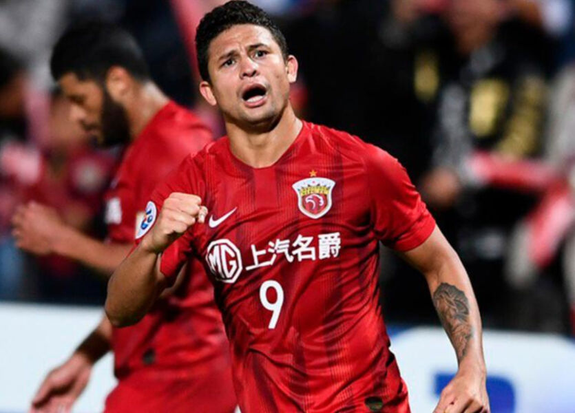 Vitória inicia conversas para retorno do atacante Elkeson