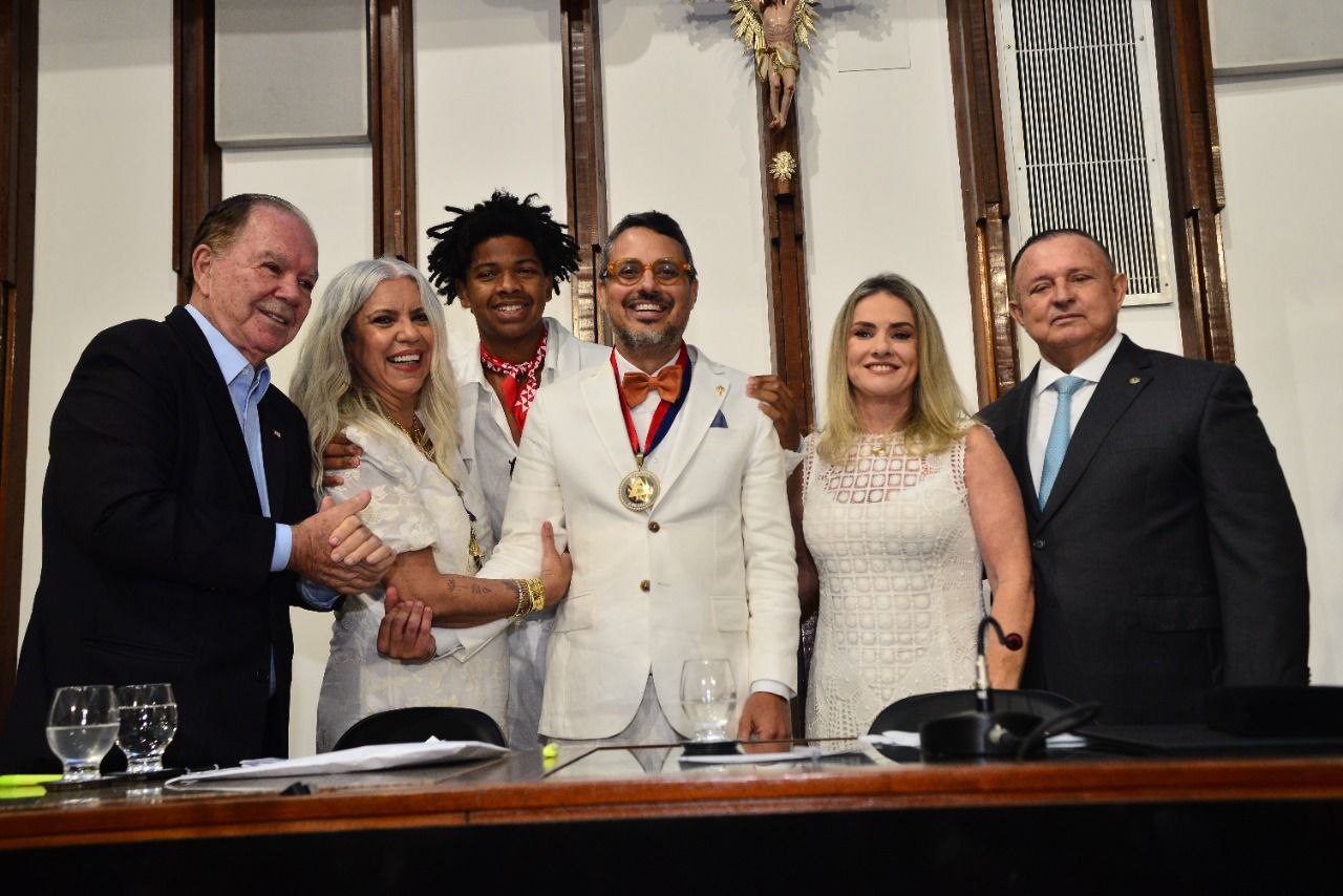 Alba homenageia Fausto Franco com a Comenda 2 de Julho | A TARDE