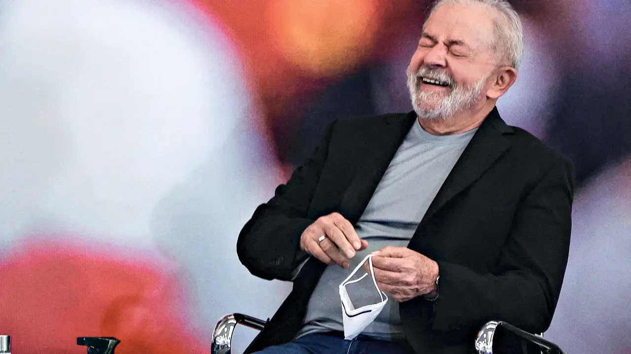 Lula ironiza viagem de Bolsonaro em post: “Tá na hora do Jair embora”