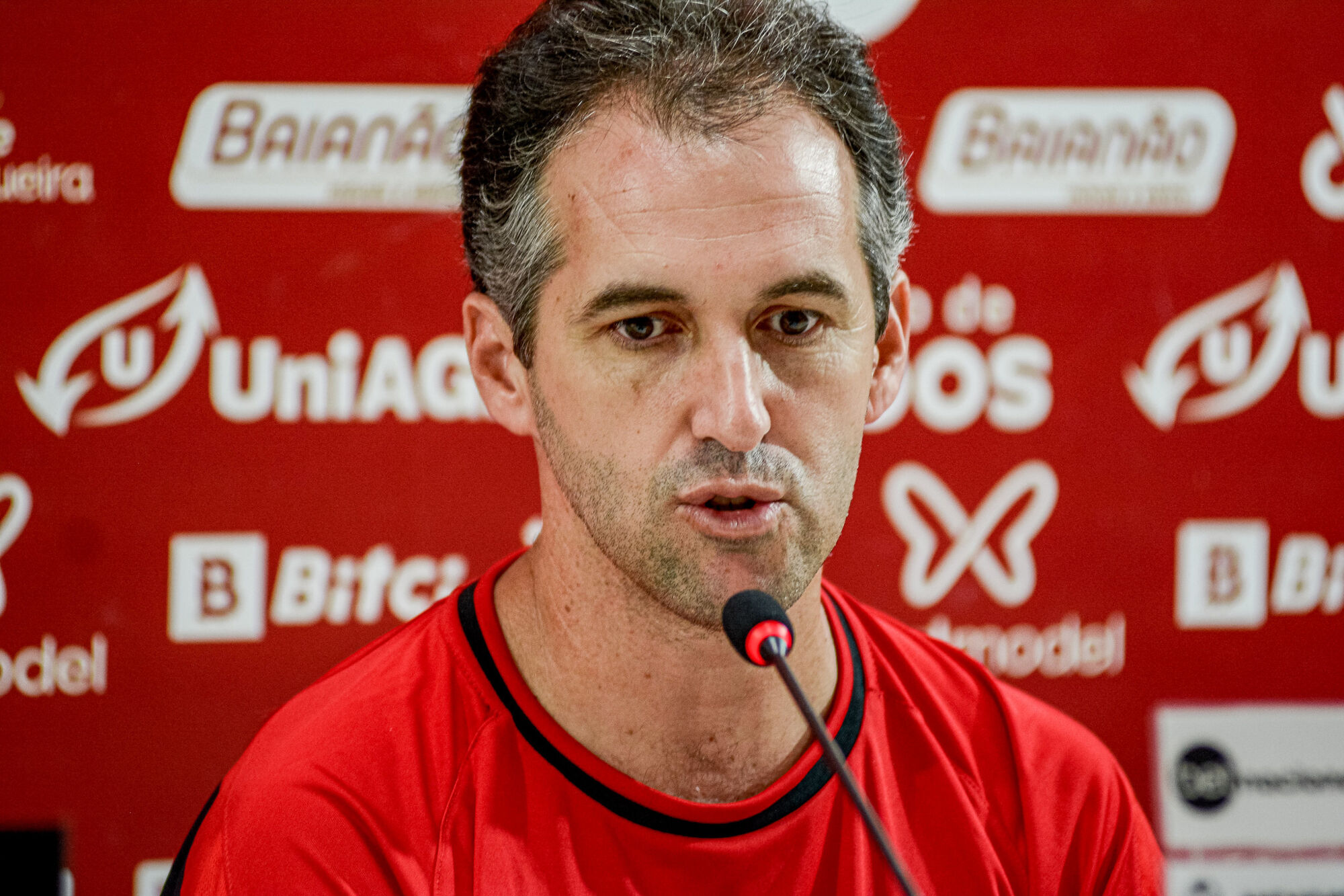 Após vencer a primeira, Léo Condé destaca evolução no Vitória