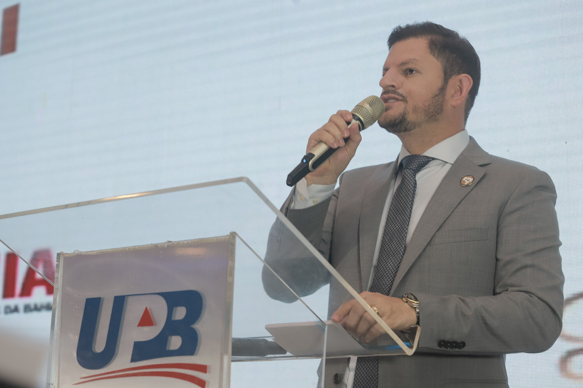 Quinho corre contra o tempo para emplacar 4 pautas municipalistas