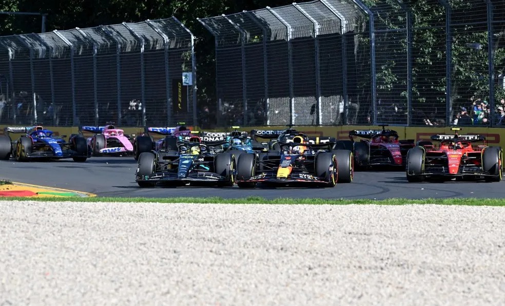Verstappen reclama de manobra de Hamilton no início da corrida