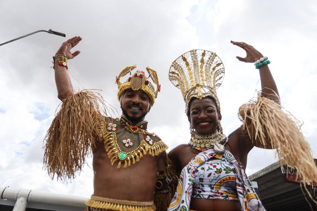 Malê Debalê desfila com seu balé por Feira