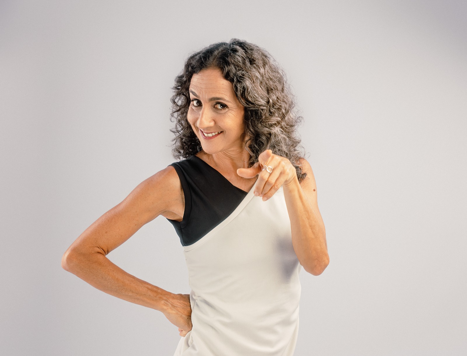 Maria Menezes estreia espetáculo-solo “Maria AO VIVO! | A TARDE