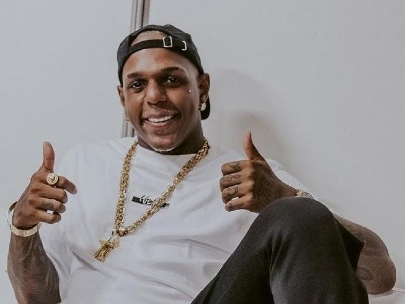 Cantor de 'Oh Polêmico' desmaia durante show na Bahia