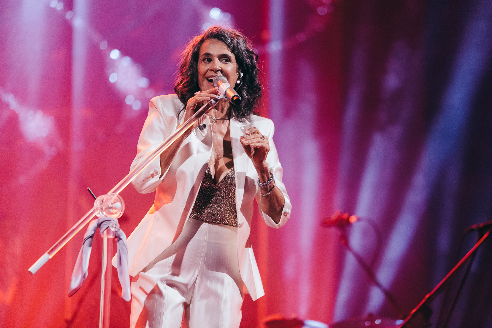 Simone comemora 50 anos de carreira com a turnê 'Tô Voltando'