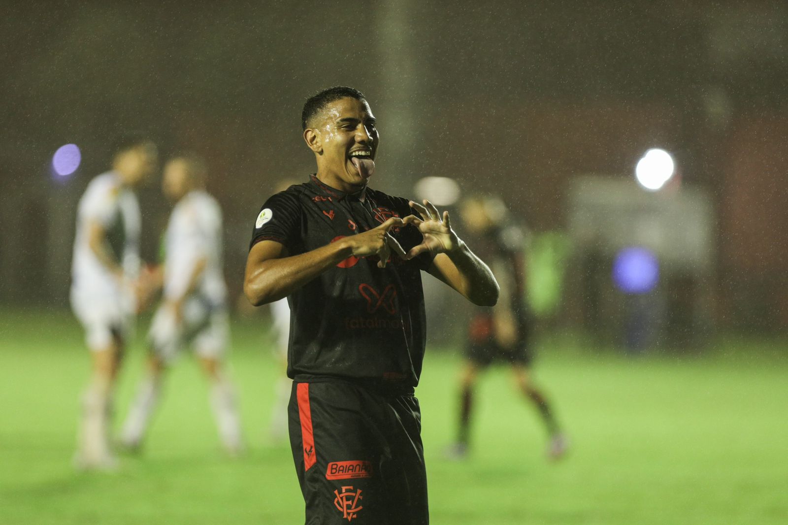 Vitória vence o ABC debaixo de chuva e retorna à liderança da Série B