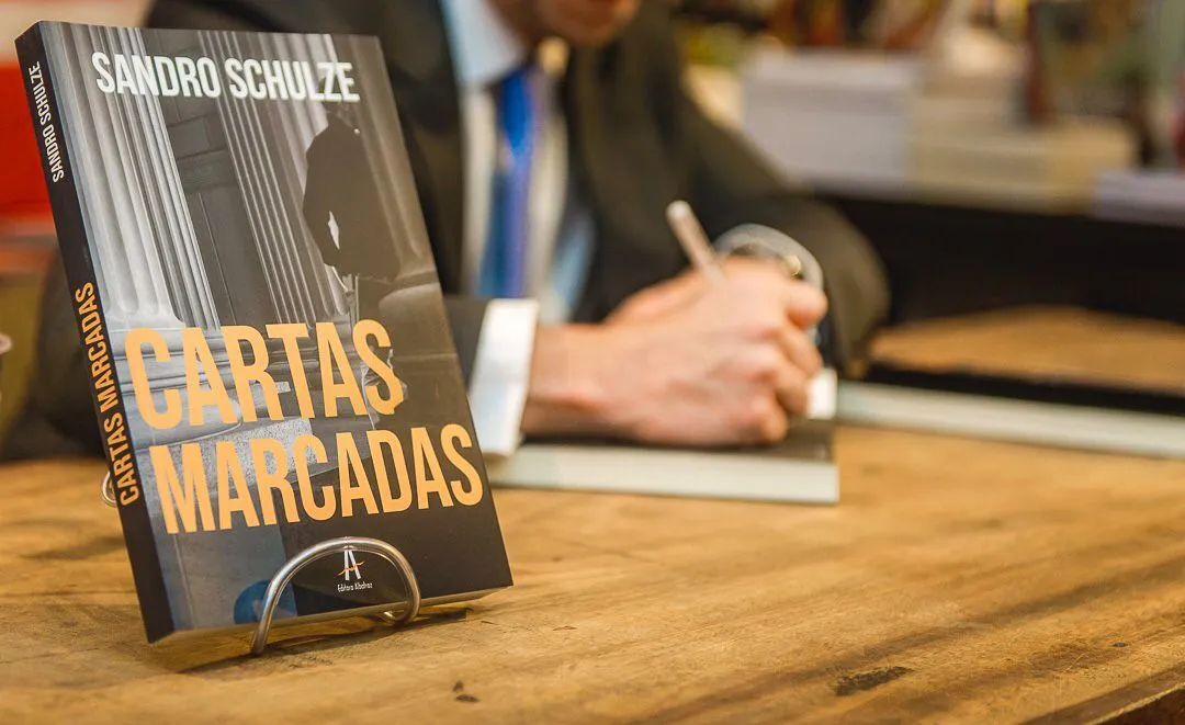 Livro "Cartas Marcadas" prende leitor com trama policial