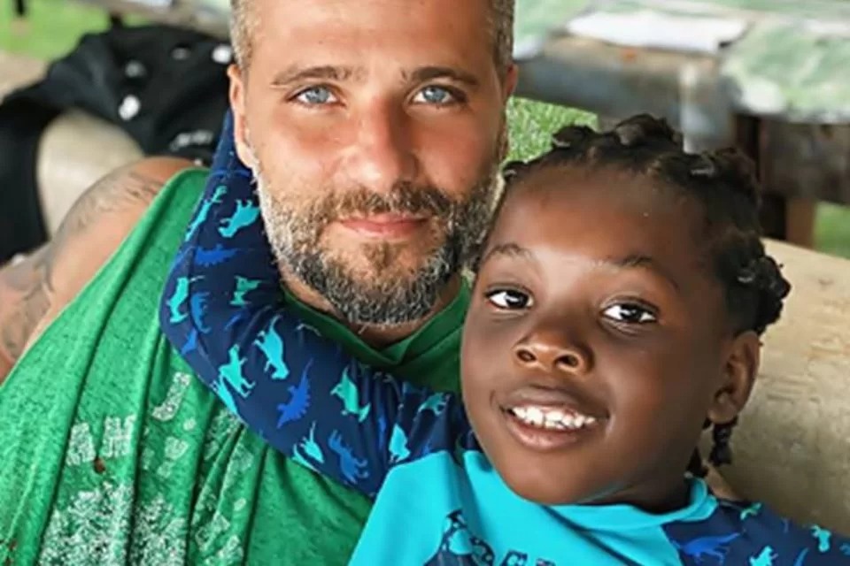 Bruno Gagliasso leva filho para conhecer terreiro de candomblé na BA