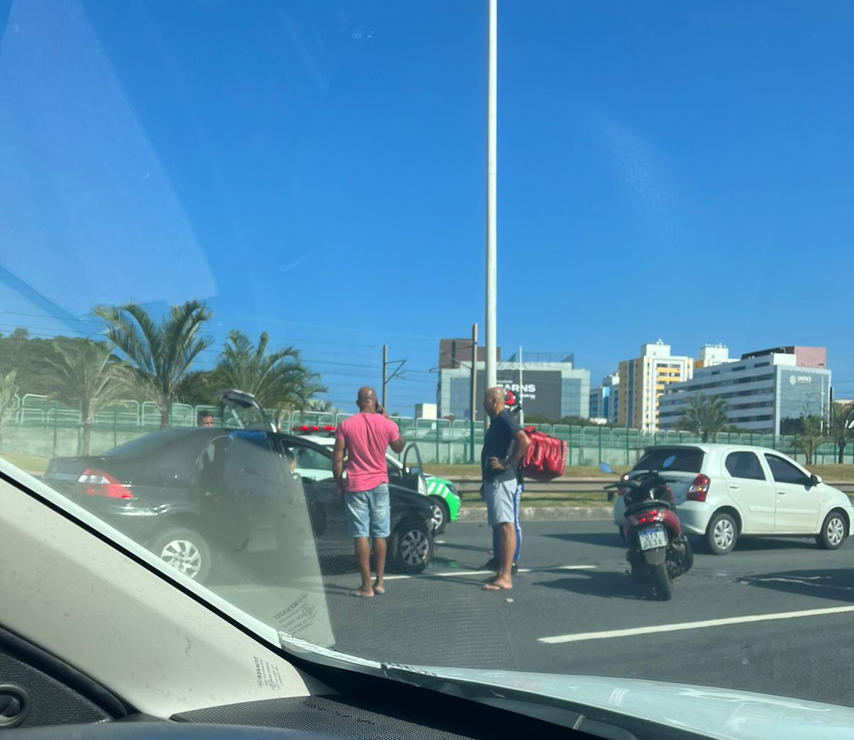 Carro e motocicleta se chocam na Avenida Paralela neste sábado