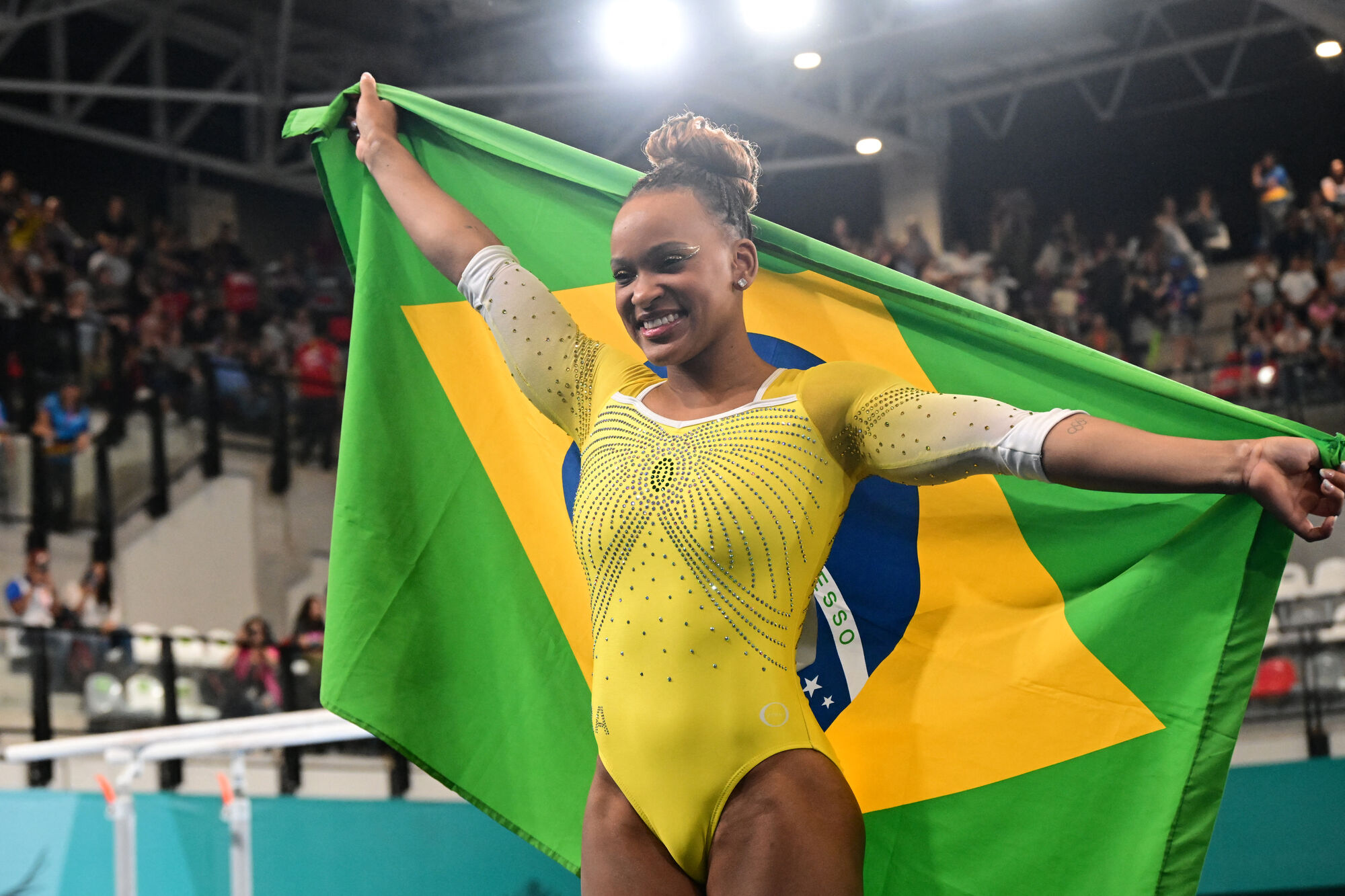 Rebeca Andrade conquista seu primeiro ouro na ginástica artística