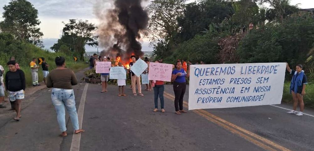 Vídeo: quilombolas de Simões Filhos fecham BA-093