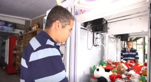 Homem gasta R$ 1 mil por semana em máquinas de pelúcia