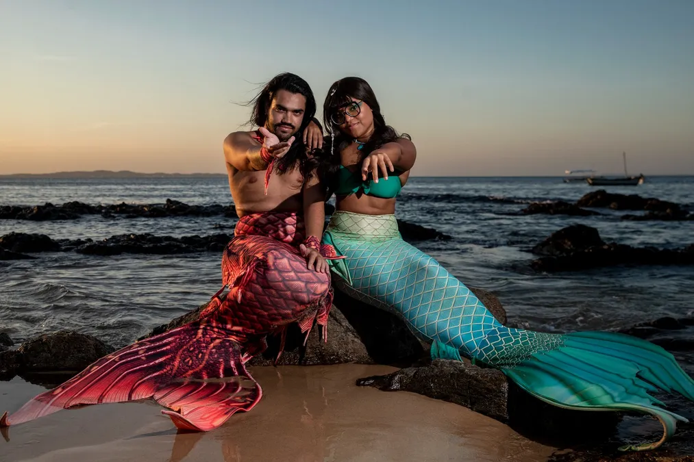 Sereias e tritões de Salvador encantam e trazem consciência ambiental