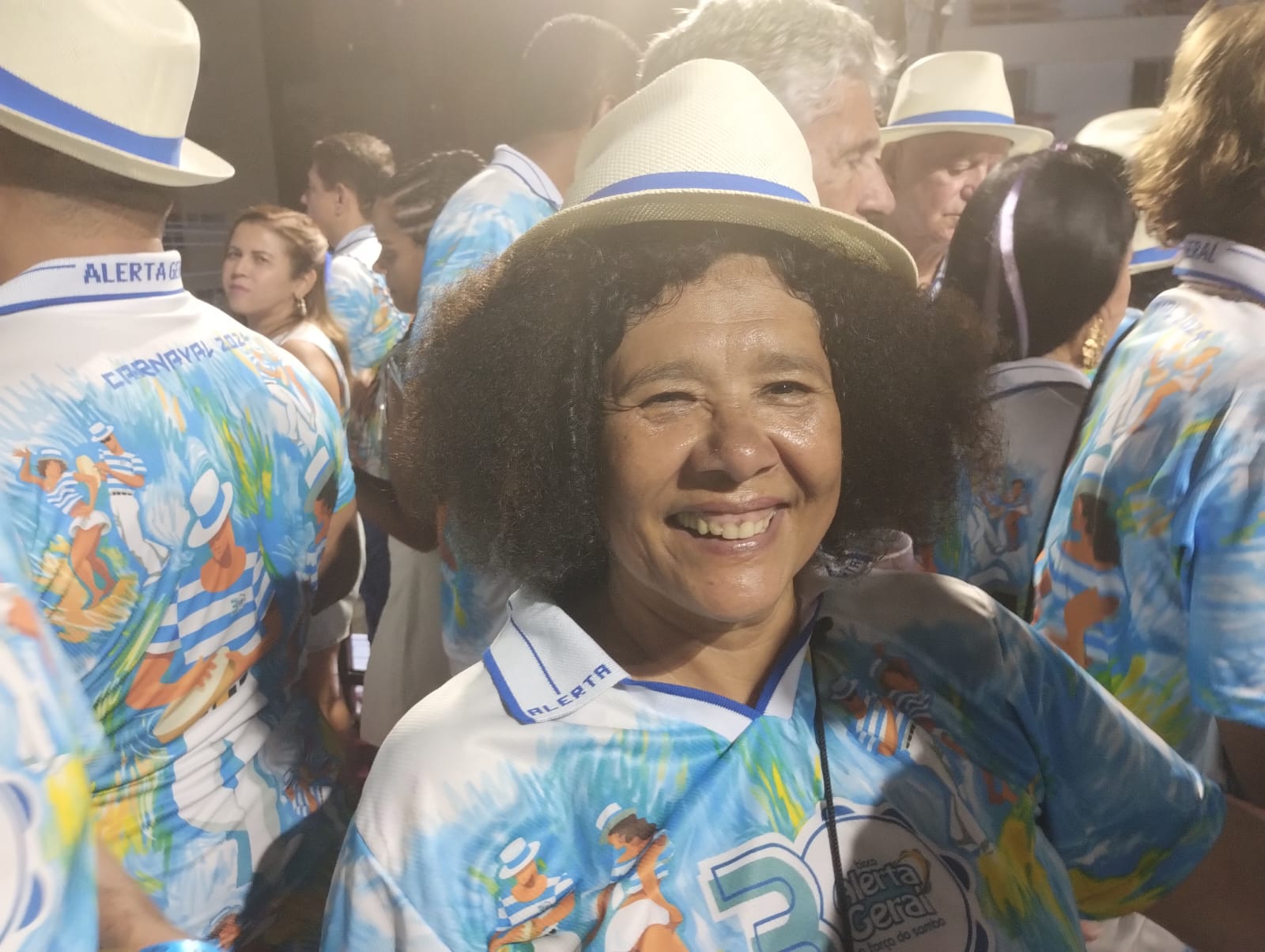 Marta Rodrigues curte Xande de Pilares em dia de samba no Campo Grande