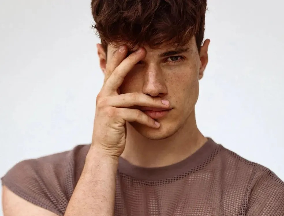 Modelo eleito o mais bonito da Itália deixa carreira para ser padre