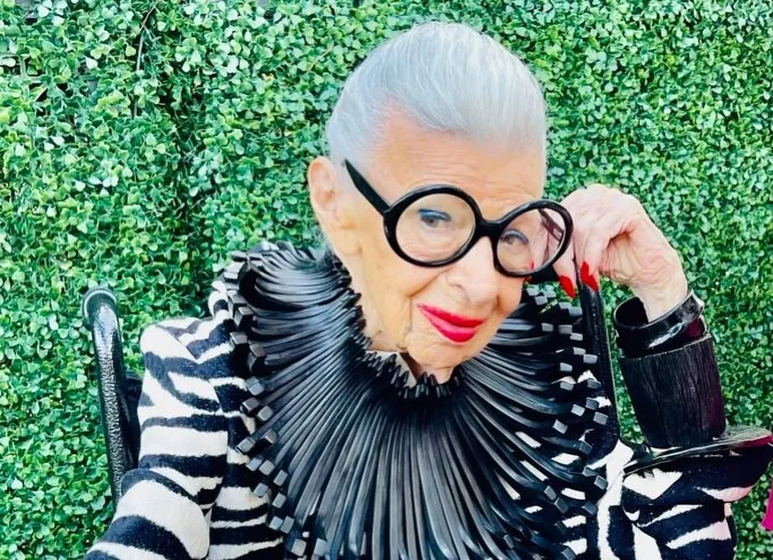 Ícone fashionista Iris Apfel morre aos 102 anos | A TARDE