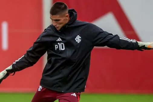 Goleiro Do Inter Está Ajudando A Servir Almoço Para Desabrigados No Rs