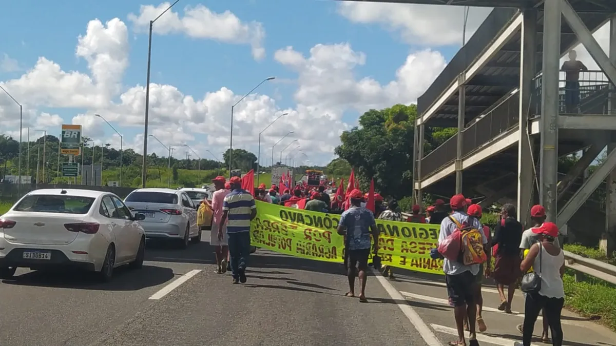 Marcha do MST na BR-324 ocupa uma faixa e gera engarrafamento de 4 km