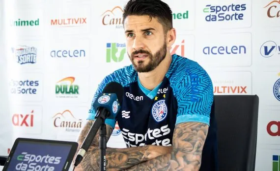 "Não jogamos mais com um centroavante", afirma Everaldo em coletiva