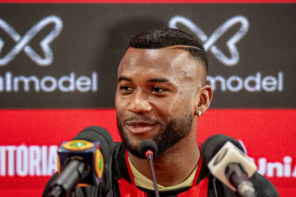 Volante dá vacilo durante apresentação: "Vir para o Bahia"