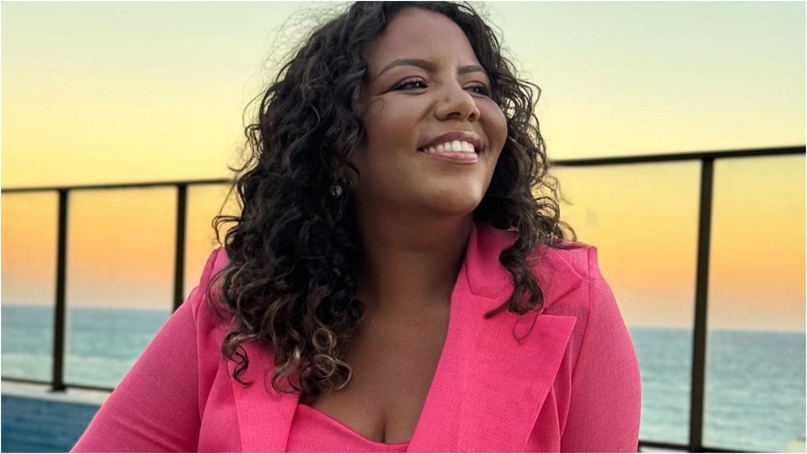 Após perder voo, Mani Reggo é tietada por fãs