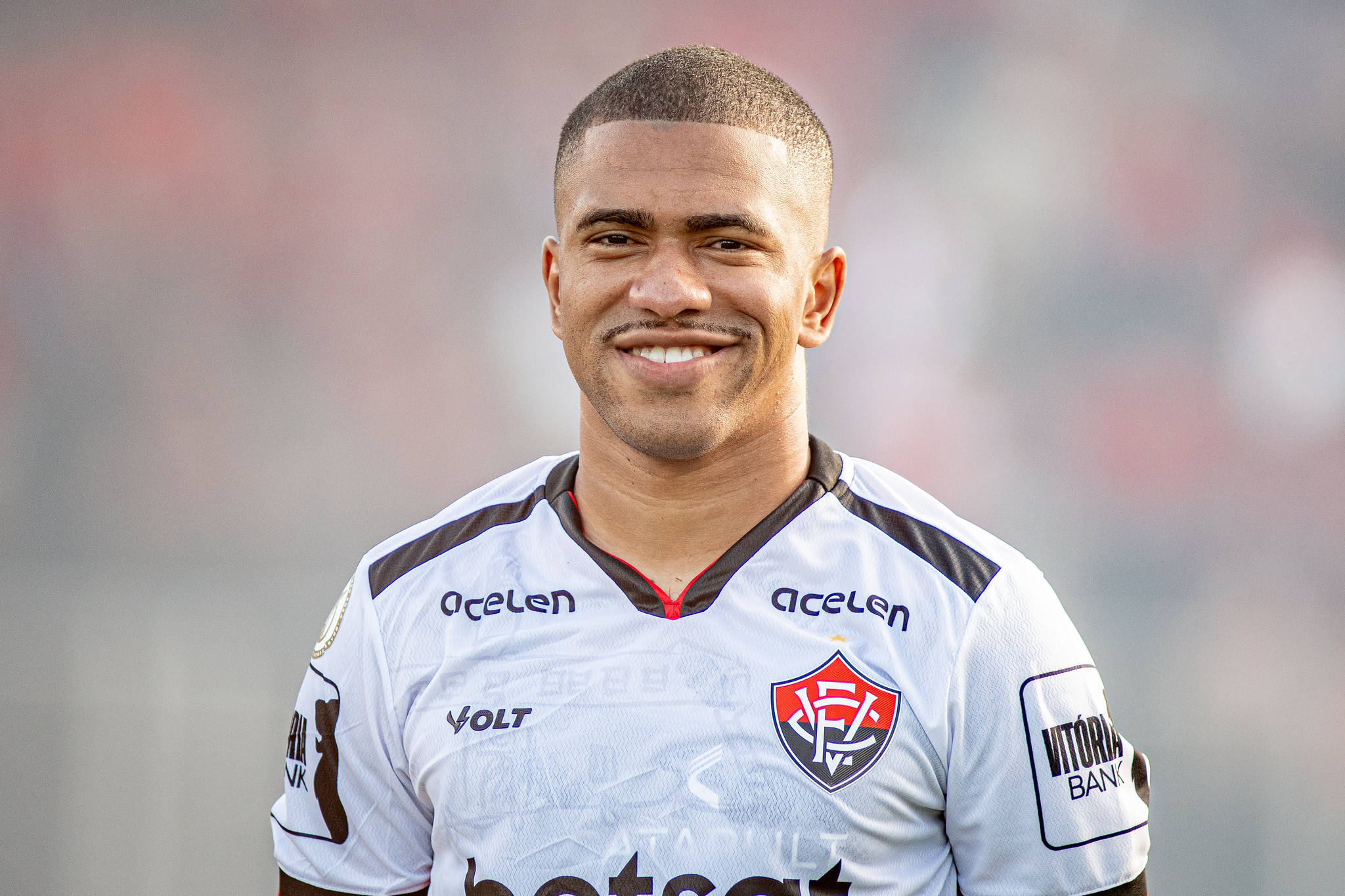 Lucas Esteves comemora titularidade no Vitória "Feliz essa sequência"