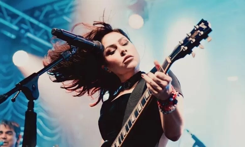 Pitty faz primeiro show após cirurgia e detalhe chama atenção