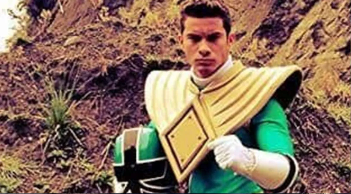 Astro de Power Ranger agride idoso de andador e está foragido