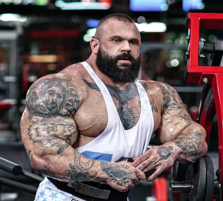 Bodybuilder que comia 16,5 mil calorias diárias morre após parada cardíaca