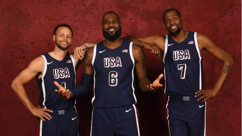 Le Bron James e jogadores recriam foto histórica na Olimpíada de Paris
