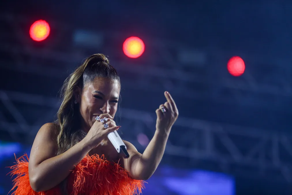 VÍDEO: Simone Mendes ganha presente inusitado em show na Fenagro